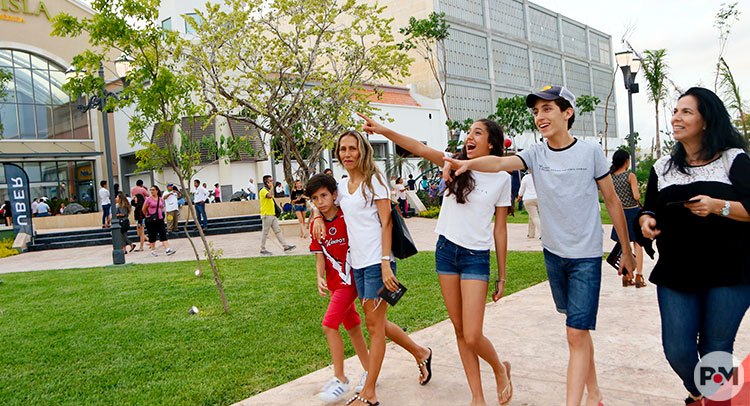 Merida's largest mall opens for preview of shops and entertainment ...