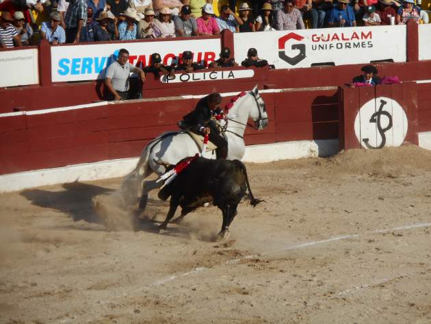 Capacity crowd overflows Merida's Plaza de Toros for season's last ...