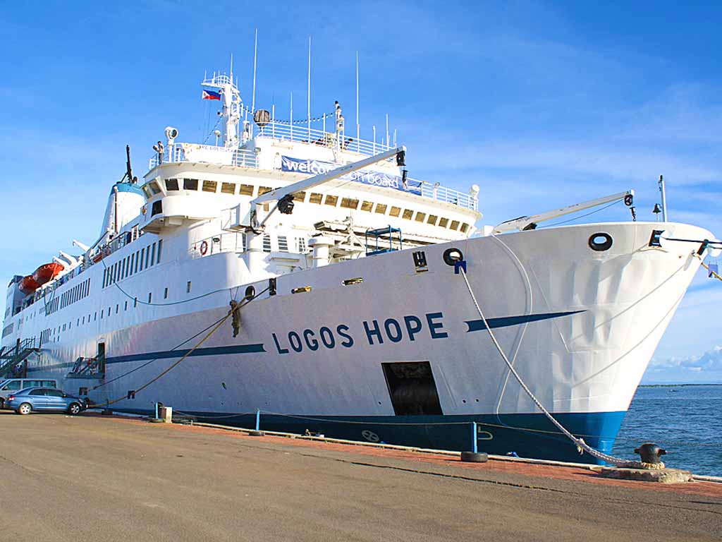 Largas filas para visitar el barco Logos Hope - Punto Medio