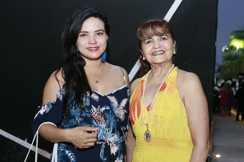 Shantal López de Chami y Nonoya Lizarraga de Chami - Punto Medio