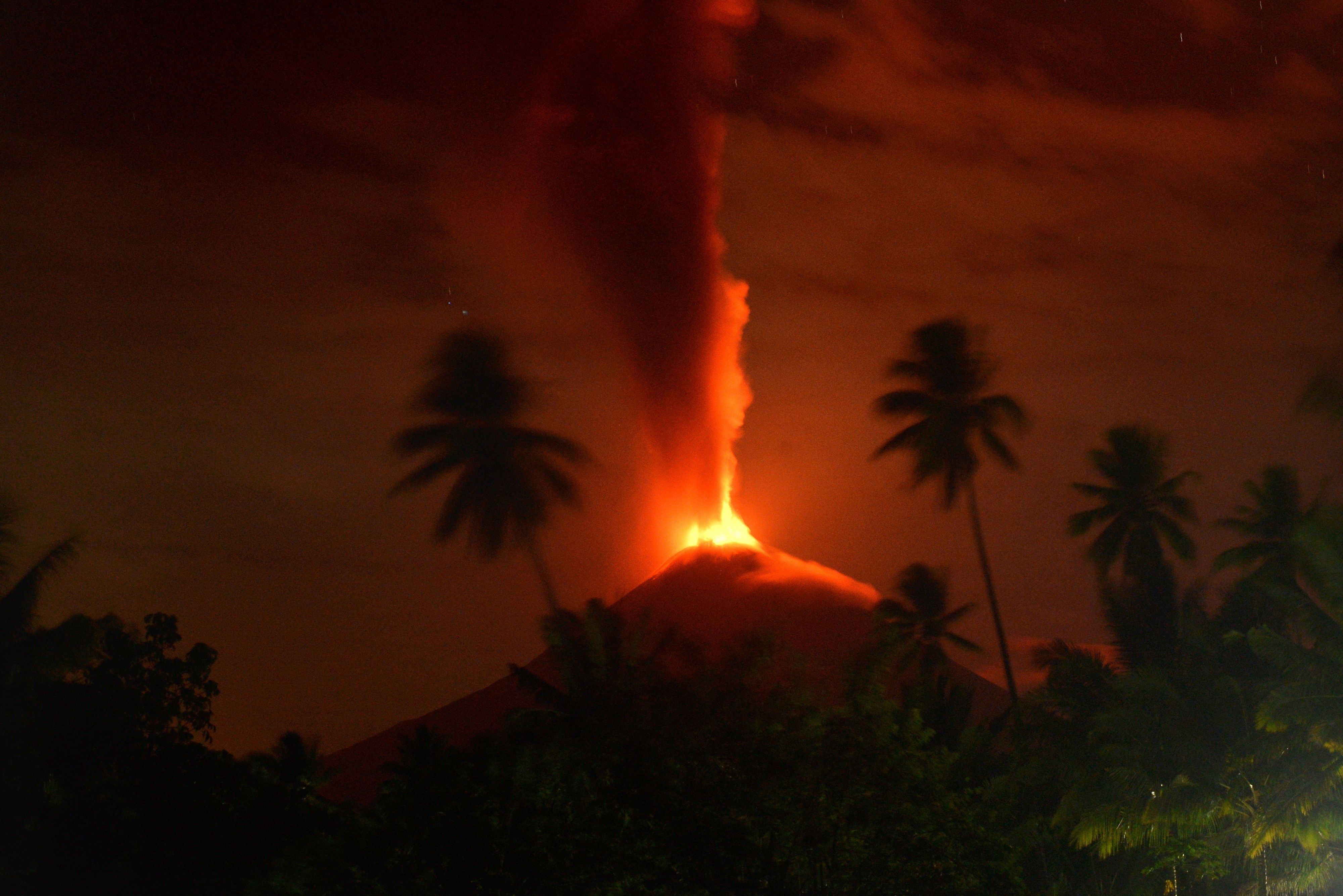 El monte Soputan erupción en el norte de Sulawesi, Indonesia - Punto Medio