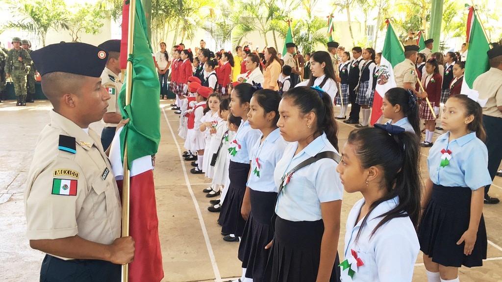 Escoltas reciben banderas con honor y patriotismo - Punto Medio