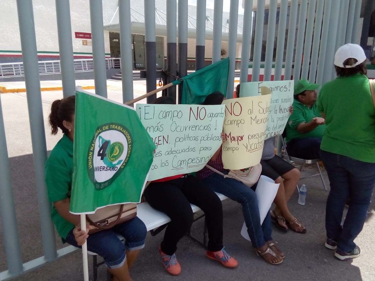 Trabajadores protestan a las puertas del SAT Mérida - Punto Medio