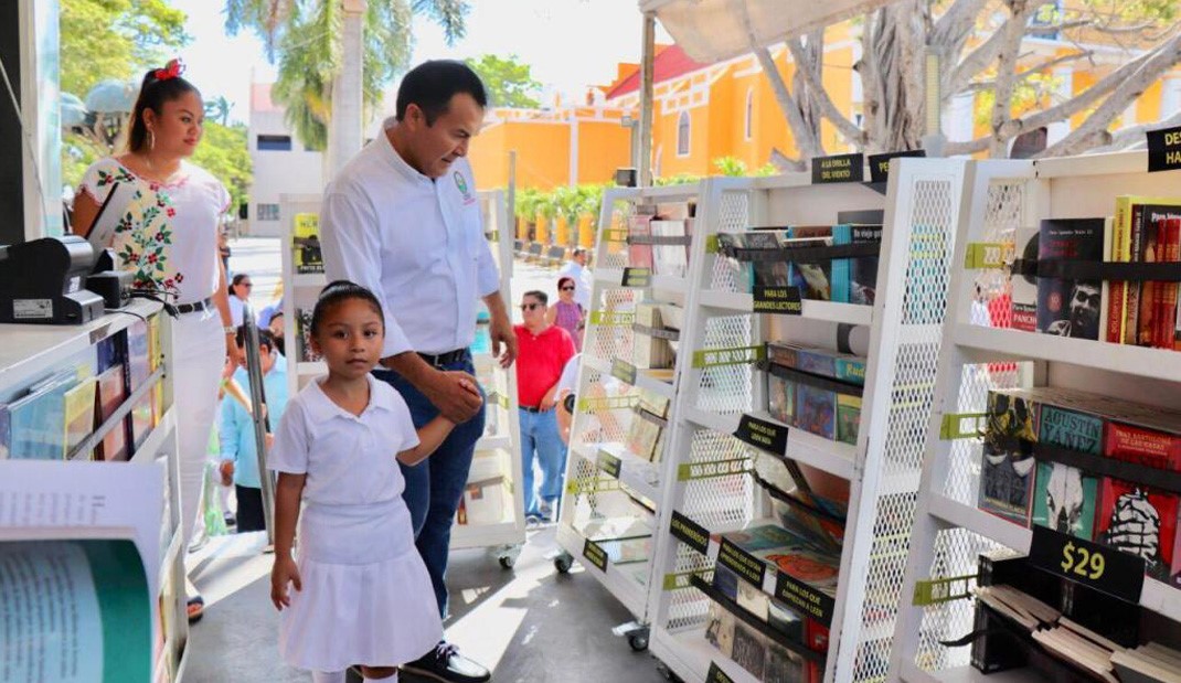 Llega el Librobús con más de 500 textos - Punto Medio