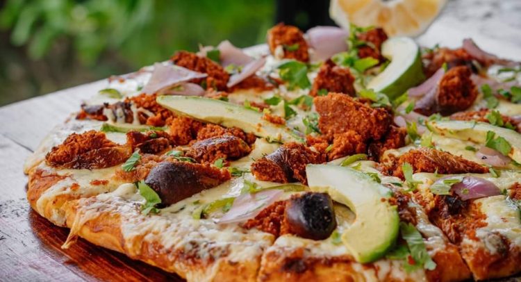 Eladios Bar innova con pizzas yucatecas - Punto Medio