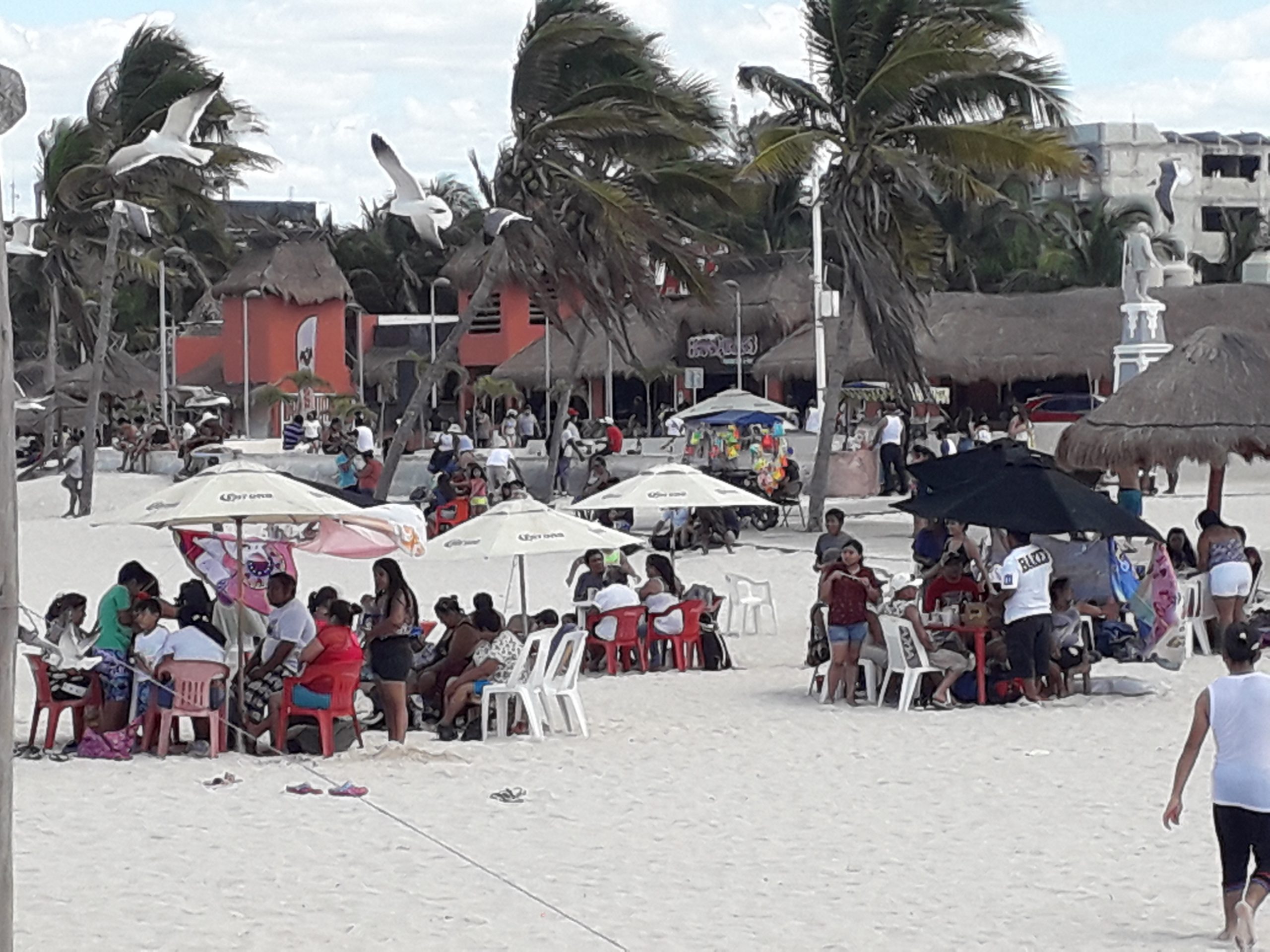 Llenan las playas de Progreso por día inhábil - Punto Medio