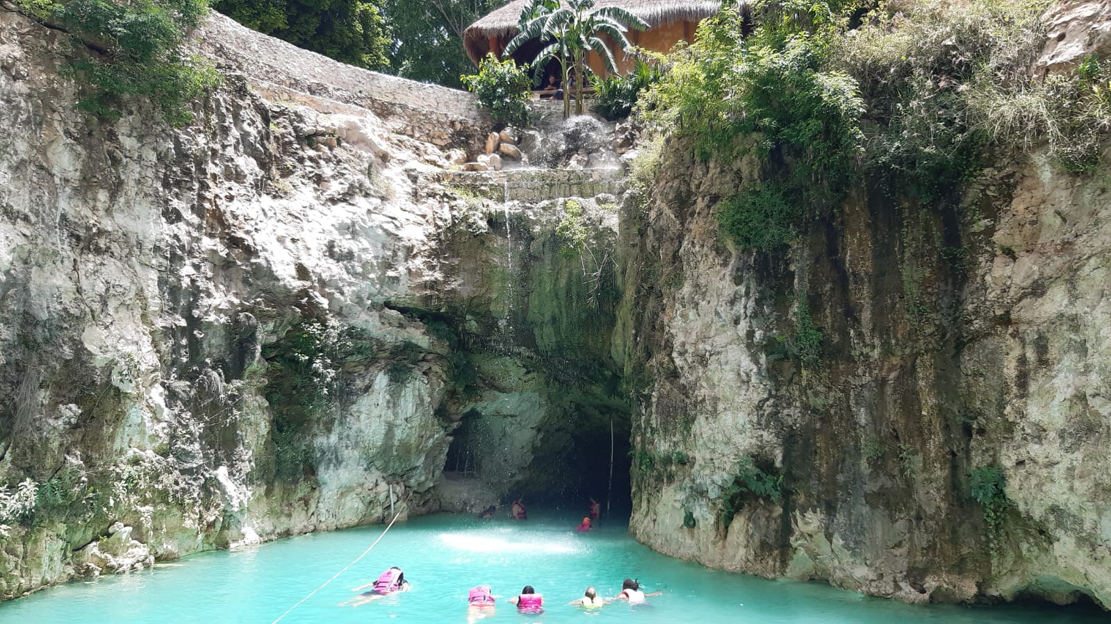 Santa Rosa en Homún: Con dos cenotes con cascada y para ceremonias ...
