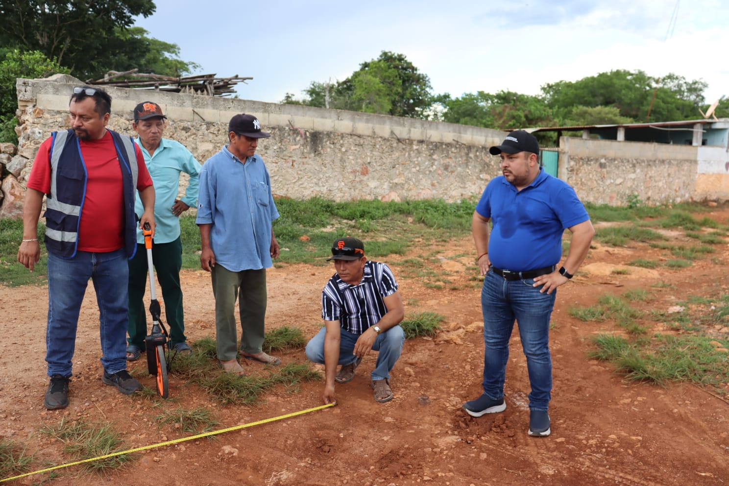 Martín Fragoso recorre calles de Xul para reconstruirlas - Punto Medio