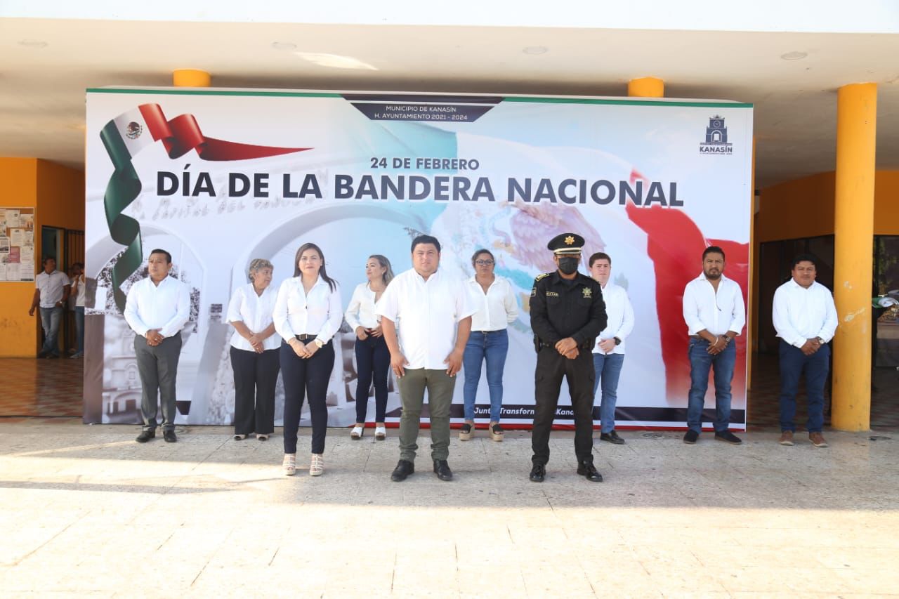 Llaman a honrar todos los días el lábaro patrio - Punto Medio