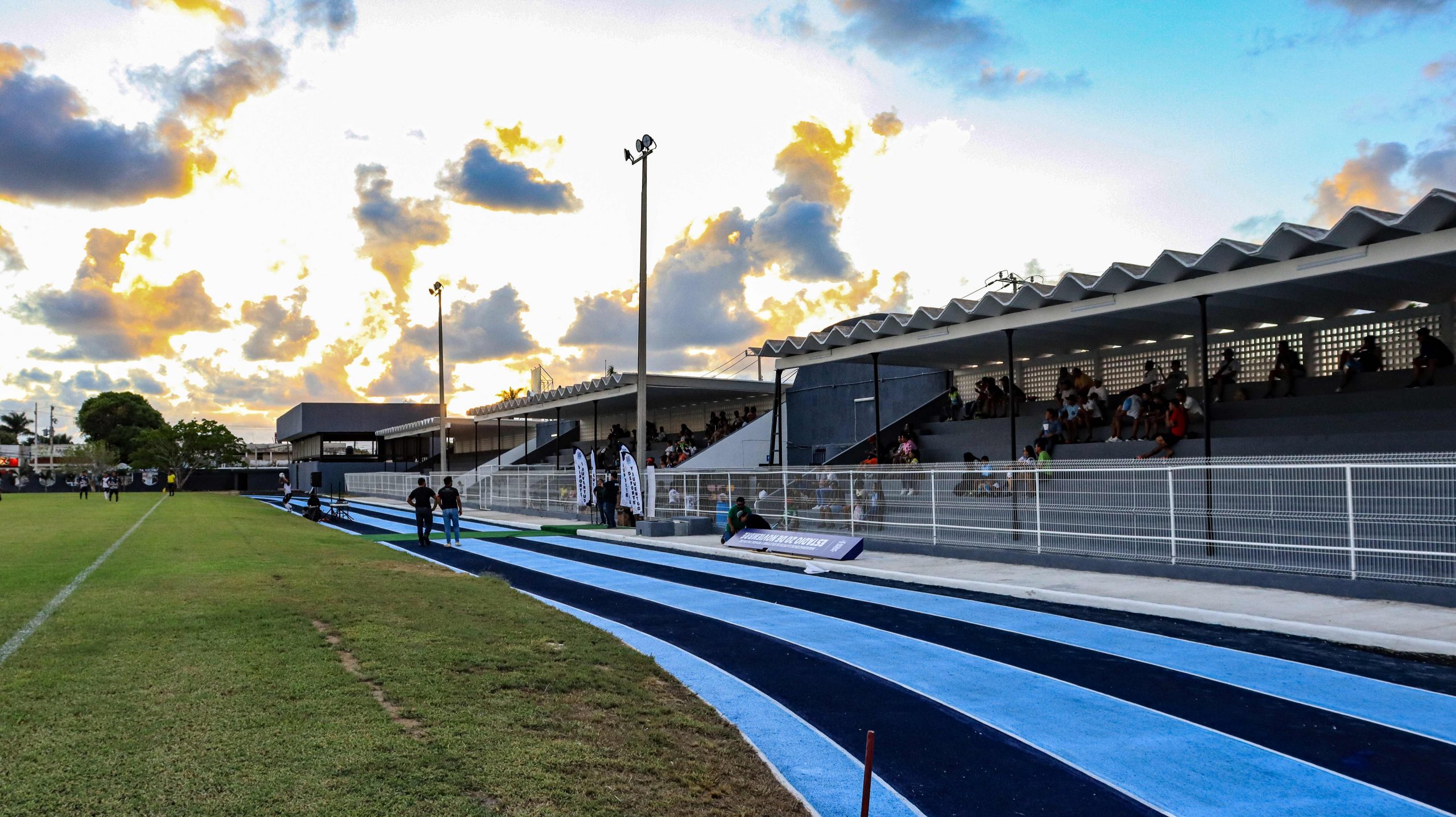 Inauguran pista de atletismo y obras en el estadio de Progreso - Punto ...